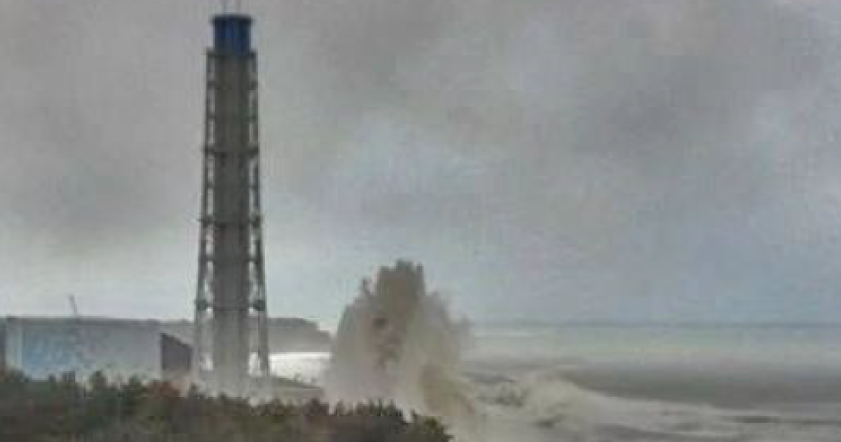 how tall was the tsunami that hit fukushima